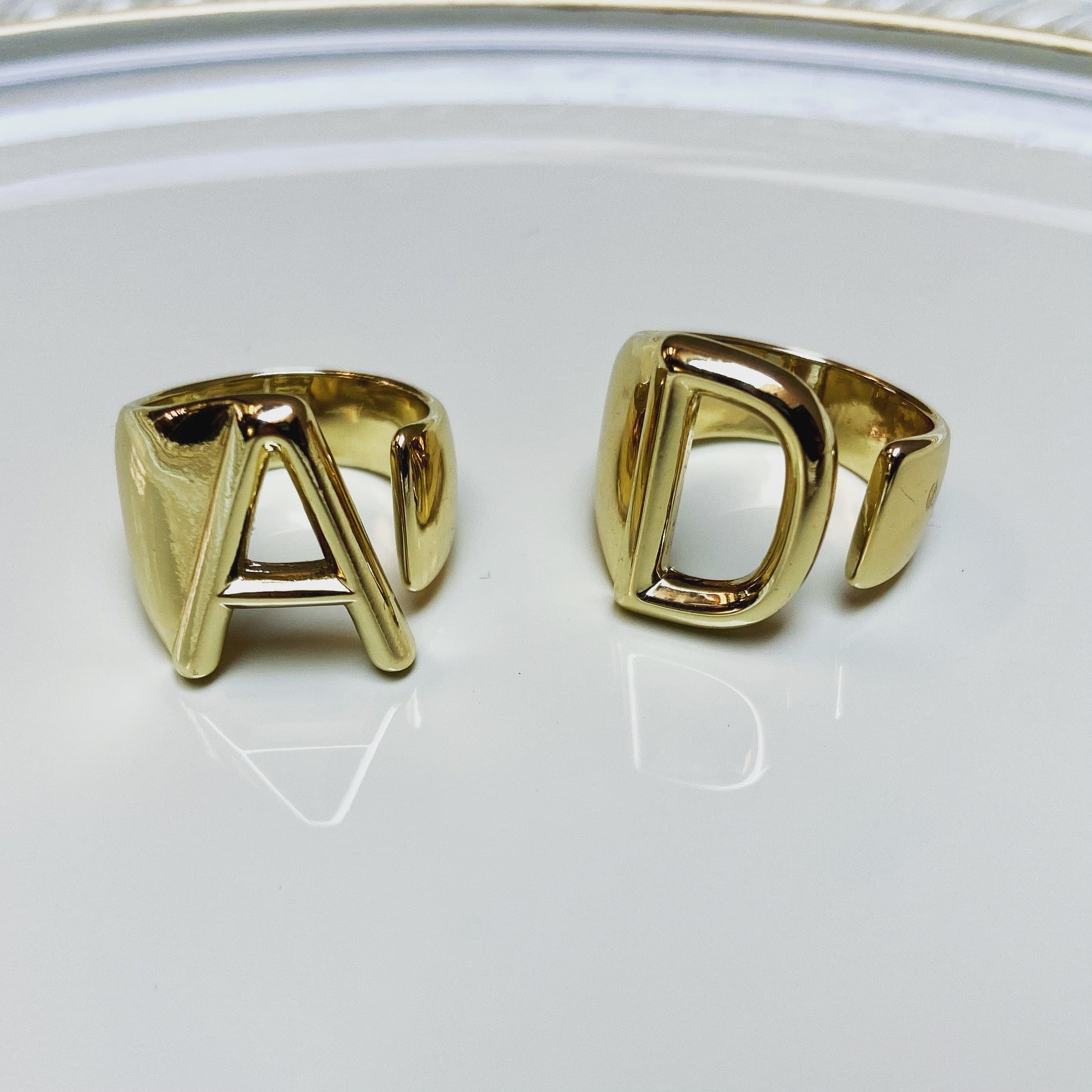 Anillo con inicial – DENMAMX